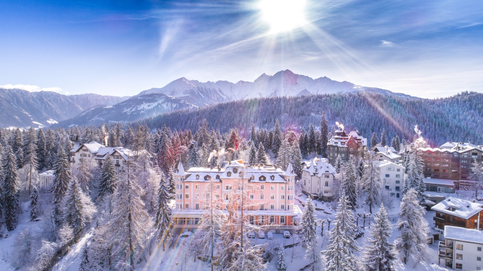 1_Schweizerhof-Flims-Waldhaus-Hotel-Winteransicht-verschneit-Sonne-2018 ...